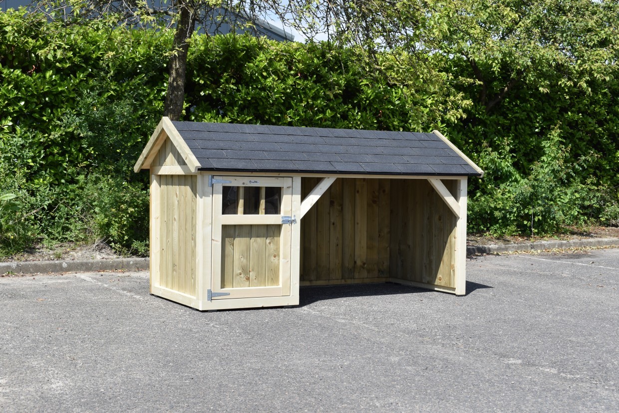 Hondenhok Isa 1 met puntdak en veranda.