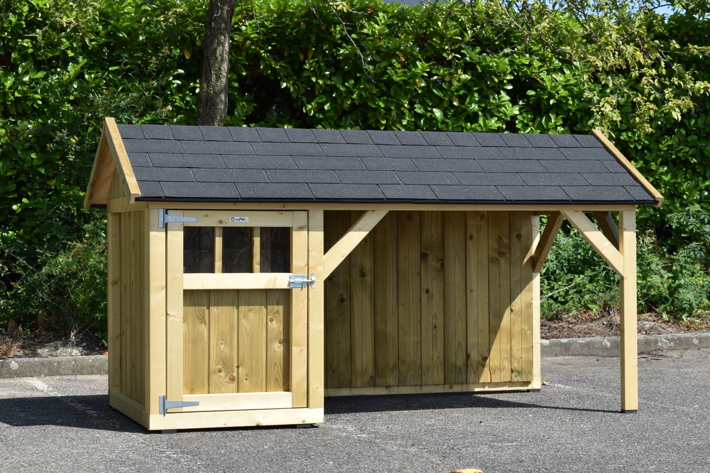 Hondenhok Isa 2 met puntdak en veranda